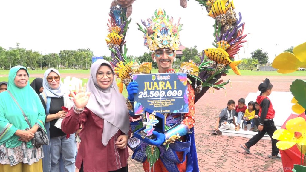 Lestarikan Tenun Sambas, Bupati Satono Lepas Peserta Karnaval Tenun 2023 - Dekranasda Sambas